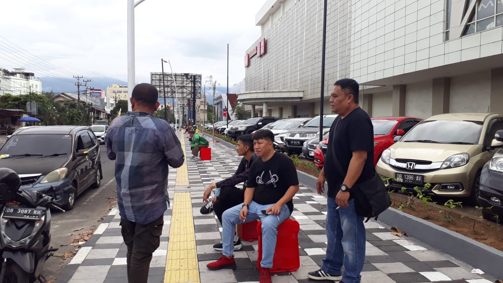 Fasilitas Pedestrian di Jalur Boulevard Manado Jadi Pilihan Warga untuk ...