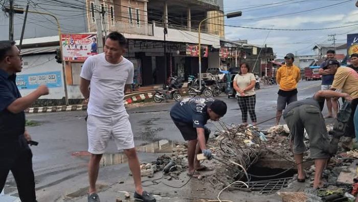 Bupati Ronald Kandoli Turun ke Lokasi Banjir di Plaza Ratahan: Saluran ...